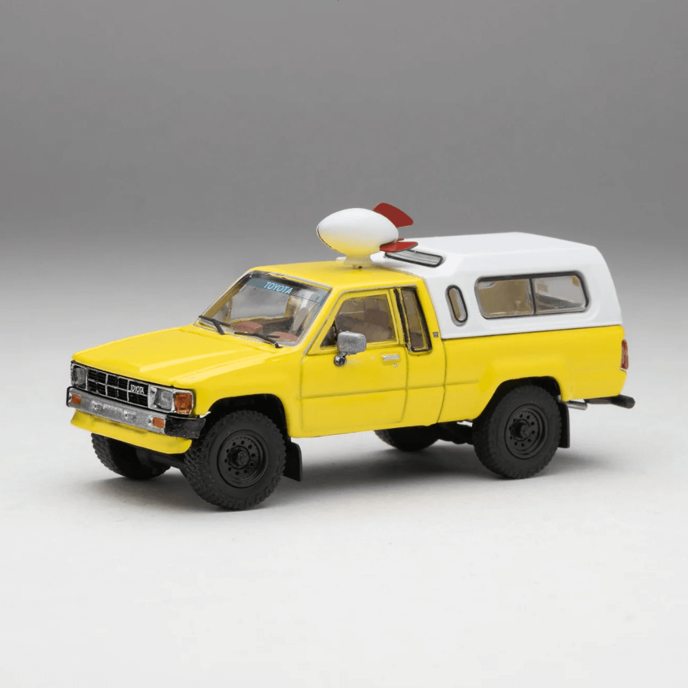 Toyota Hilux Xtracab SR5 4x4 Work Truck Exclusive GCD 1/64 – Yota Force